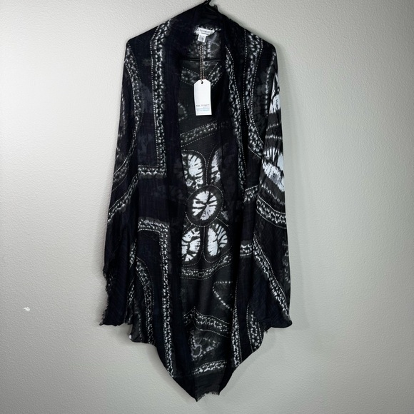 Subtle Luxury | Sweaters | Subtle Luxury Black And White Poncho Pool To ...